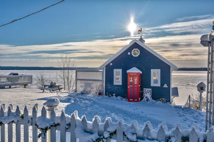 The Boathouse • Fireplace • Algonquin Pass