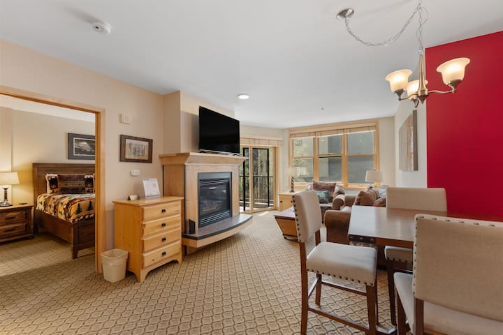 River Run Condo Overlooking Hot Tubs W/ Mountain Views, Short Walk To Lifts! - Summit County, CO