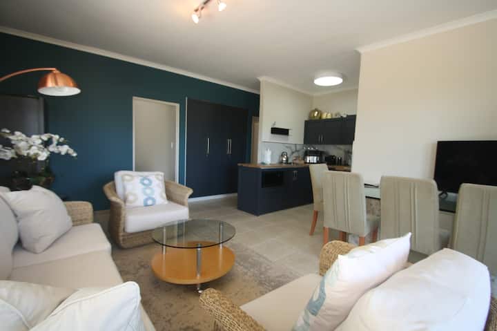 A Modern, Well Equipped Two- Bedroom Apartment. - Pringle Bay