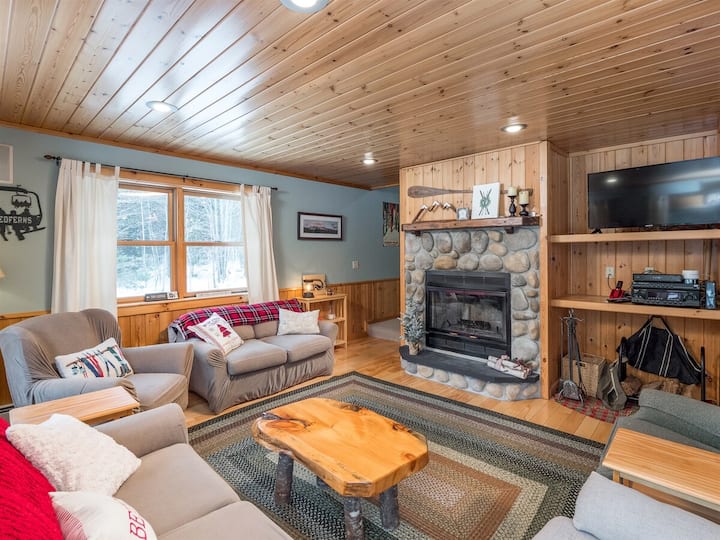 Classic Maine Chalet W/ Fireplace Near Skiing - Bethel, ME