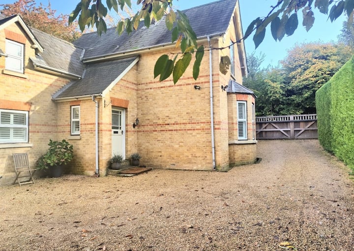 3 Double Bedrooms, 2 Bath, 2 Car Spots & Courtyard - Henley-on-Thames