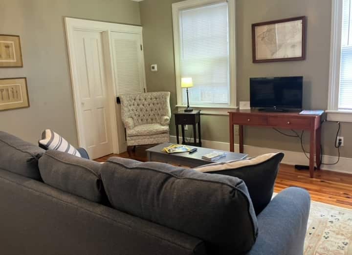 Downtown-1850s Apartment-2br 2bath And Parking - Charleston, SC