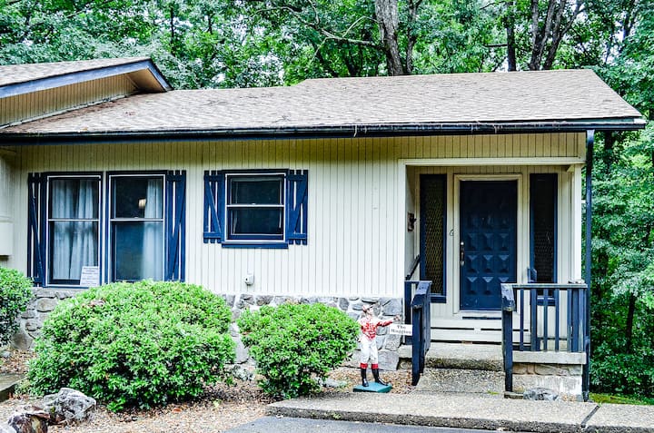 16oranpl | Coronado Courts Townhome | Sleeps 8 - Hot Springs Village, AR