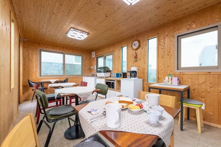 경주소풍4 - 첨성대, 동궁과월지, 월정교,2인실, 개별욕실, 넓은 주차장,넷플릭, 유튜브 - Gyeongju-si