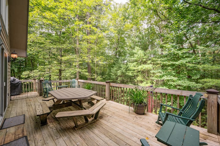 Swiss-style Dog Friendly Chalet W/ Hot Tub - Deep Creek Lake, MD