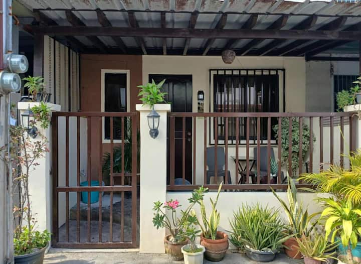 Cozy 1br Townhouse Near Sm Tanza W/ Work Space - Tanza