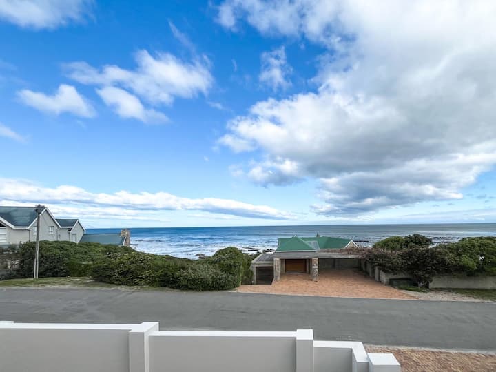 Peaceful Seafront Holiday Home - Onrus