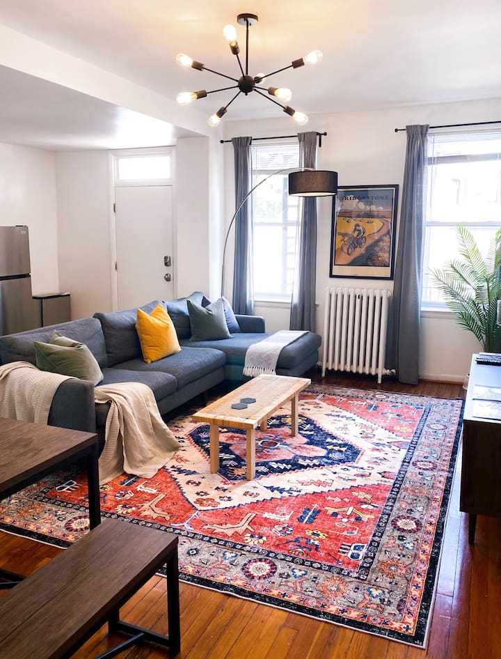 Large Apartment Near Downtown In Historic District - Washington, DC