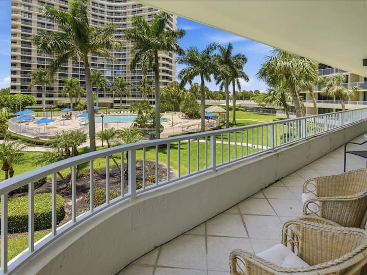 Beachfront 2br/2ba Condo With Pool, Wi-fi, And Beach Access. - Marco Island, FL
