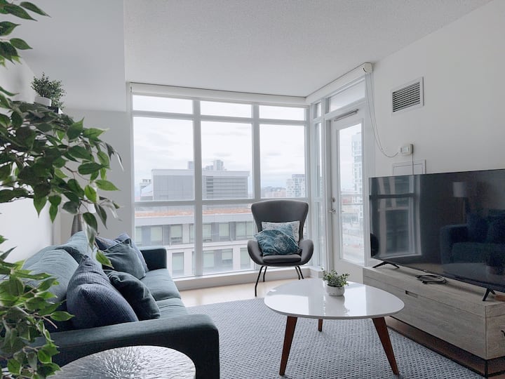 Classy & Lux Downtown 2 Bdrm+ Den Condo - Toronto