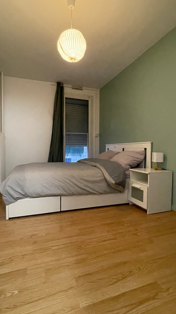 Chambre Dans Mon Spacieux Condo Avec Terrasse - Nanterre