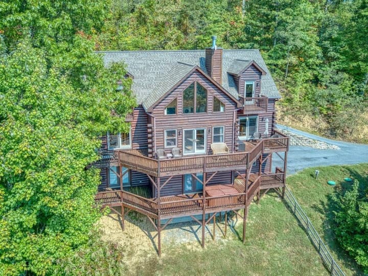 Stunning Views, Hot Tub, Fenced Yard, Private - Waynesville, NC