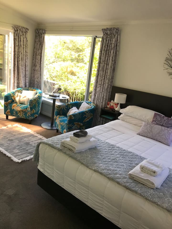 Joan's River Retreat - Picton, New Zealand