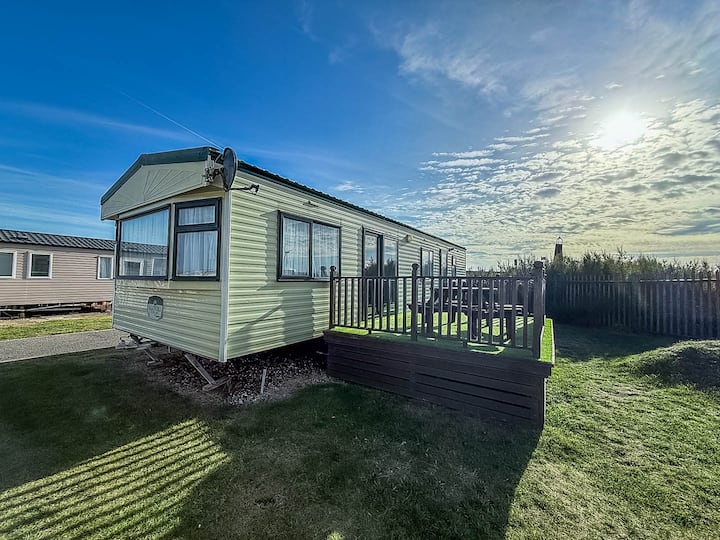 Great Dog Friendly Caravan For Hire At North Denes In Suffolk Ref 40068nd - Lowestoft