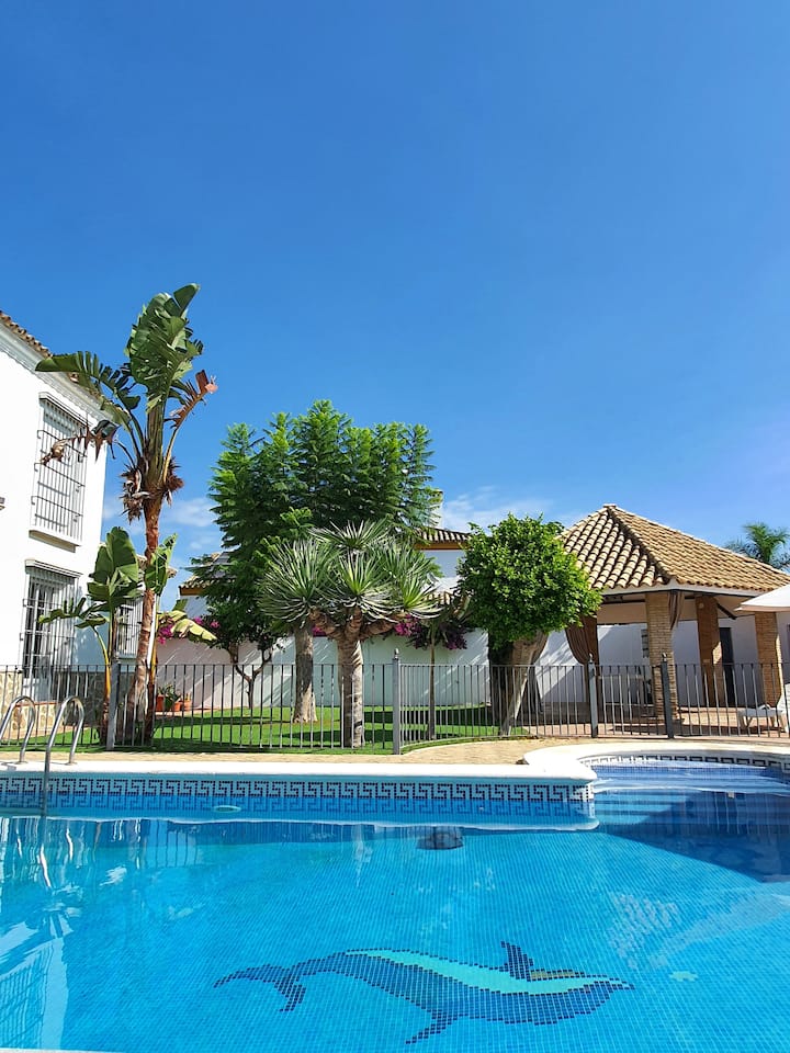 Charming Spanish Villa Beside Beach - Chipiona