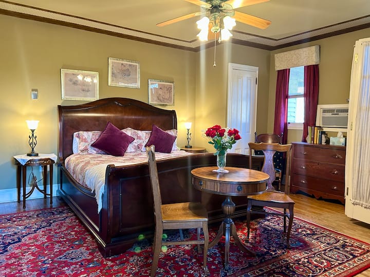 Garnet Room - The Amethyst Inn Bed & Breakfast - Denver, PA