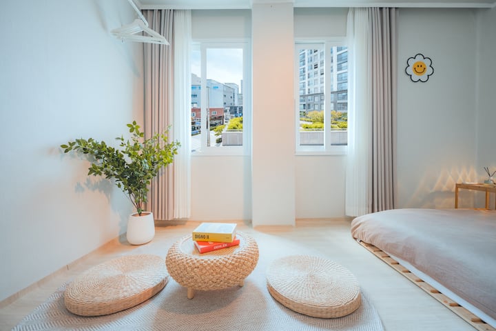 3min To Sea/1min To Station/854spft/3queen Beds - Busan