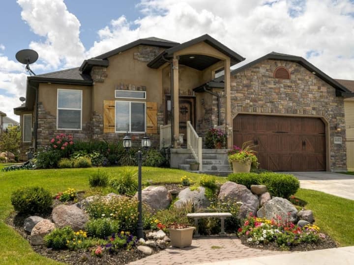 Gorgeous Executive Home Main Floor In A+ Location - West Valley City, UT