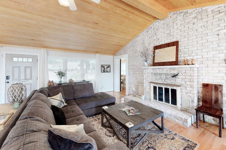 4br Lakefront, Dock, Balcony, Firepit, Foosball - Lake Anna, VA