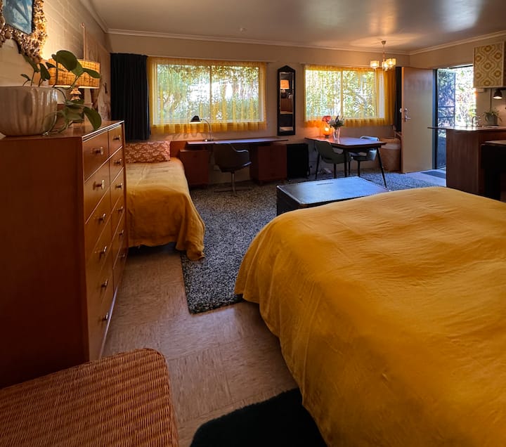 Retro Bungalow In Garden Oasis - Chad
