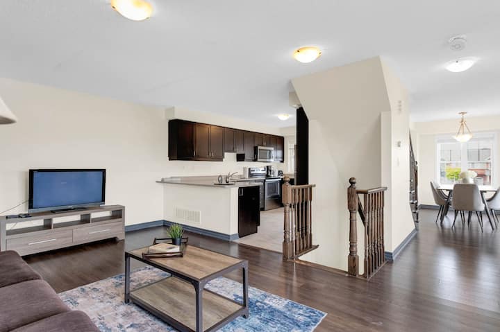 Stylish Fully Furnished 3 Bedroom Townhome! - Milton