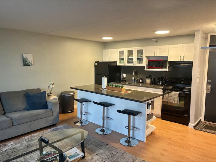 Prime Location-w/free Parking! $150 Select Nights - Honolulu, HI