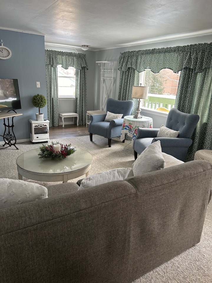Charming Restored Vintage Retreat!
Cozy & Quiet - Peninsula, Albion