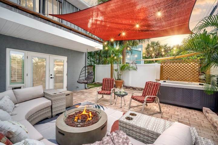 Ocean Peek • Hot Tub • King Bed - 3br/2.5ba - Cocoa Beach, FL