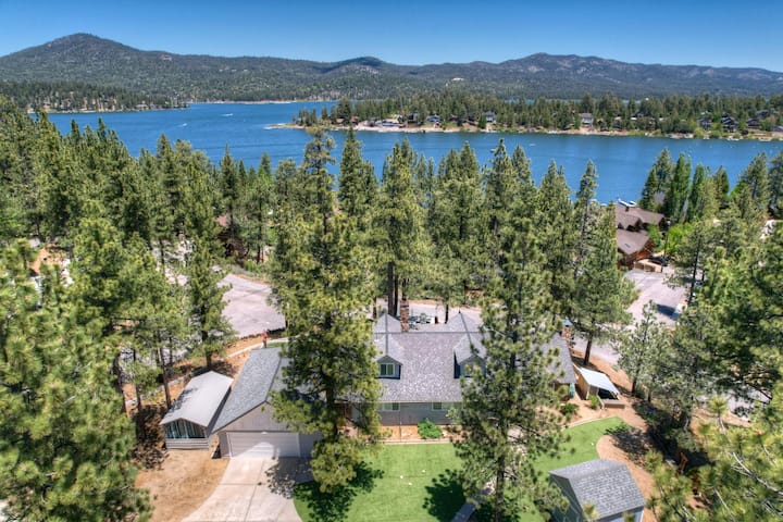 Lake Views! Hot Tub! Pool Table! Accommodates 15! - California