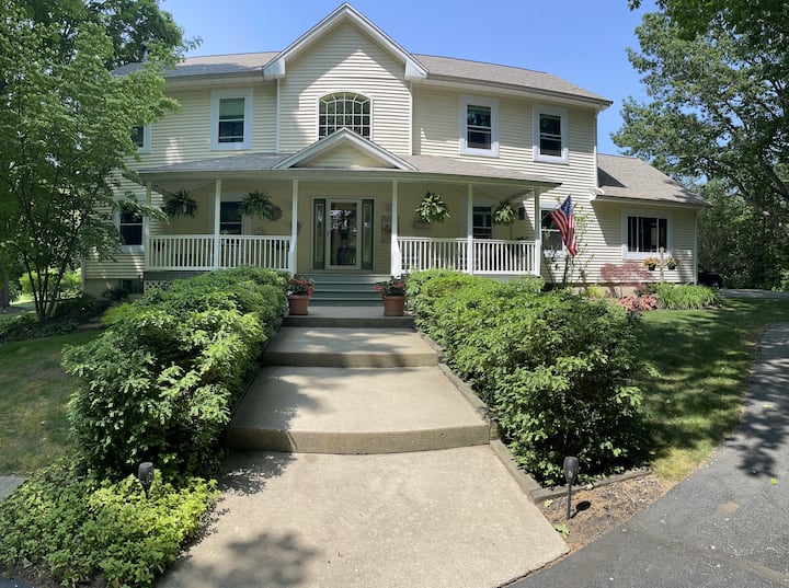 Charming And Spacious House - Sleeps 17 - South Haven, MI