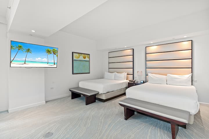 Sorrento Fontainebleau Two Queen Beds + Free Valet - South Beach, FL