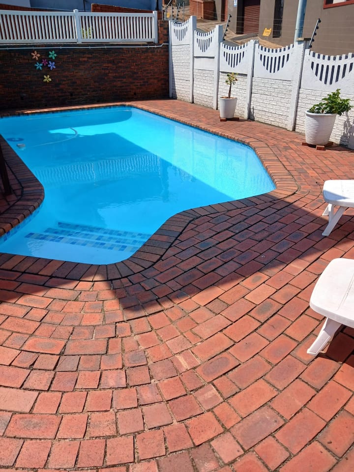 Spacious & Private, King Bed, Wi Fi Netflix Aircon - Durban