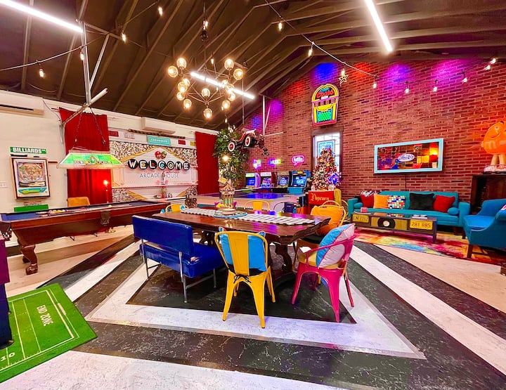 Music & Movies Arcade House, Hot Tub - Bloomington