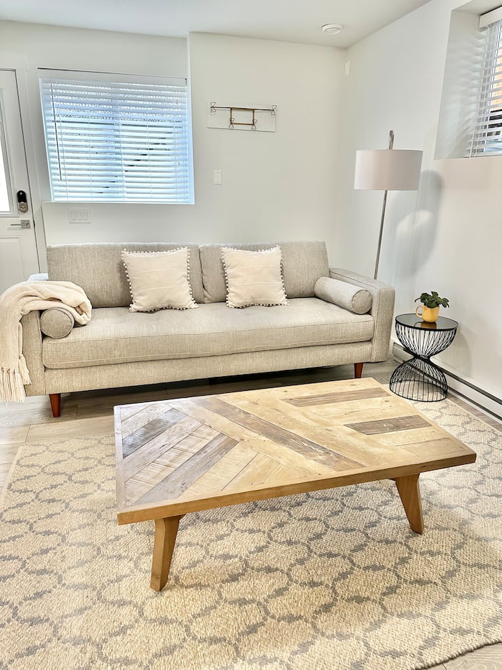 Homelike & Cozy Suite. Separate Entrance, Kitchen - Langley