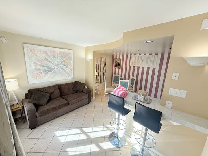 17 - Queen Suite - One Bedroom (Sleeps 2-3) - Palm Springs, CA
