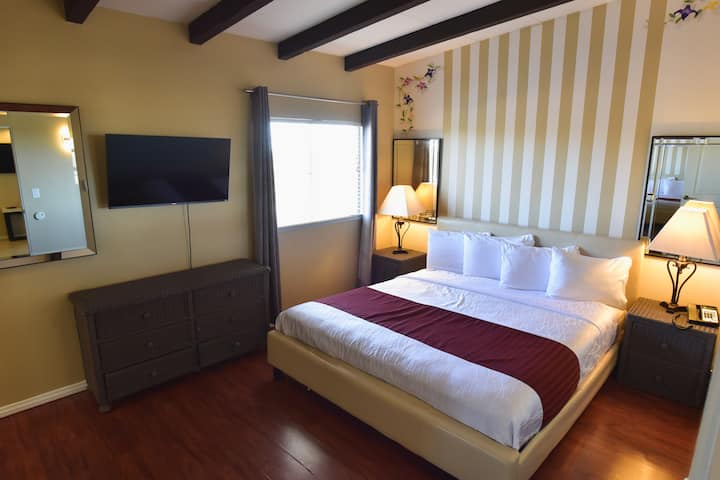 28 - Spacious King Suite (1 Bed, 1 Bath, Kitchen) - Palm Springs, CA