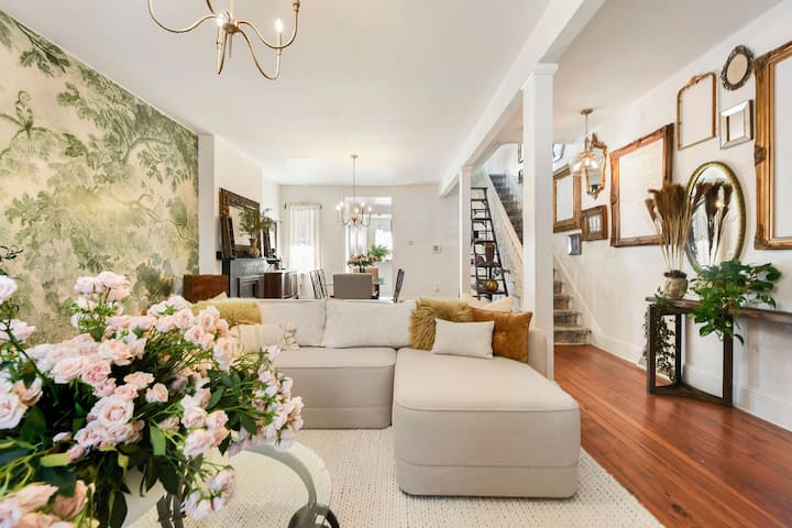 Stylish Historic Rowhouse For 10 + Parking - Pittsburgh, PA