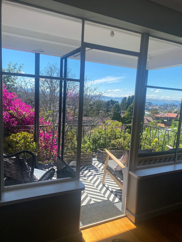 Hello Holiday-  Centrally Located Art Deco Style - Hobart