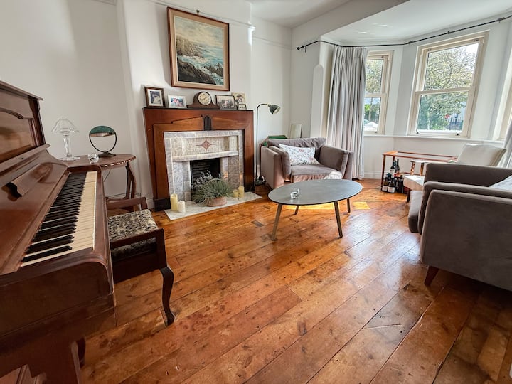 Amazing Location, 1930s Family Home In City Centre - Galway