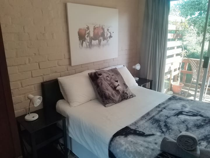 Self Catering  Furnished Studio In Quiet Suburb - East London