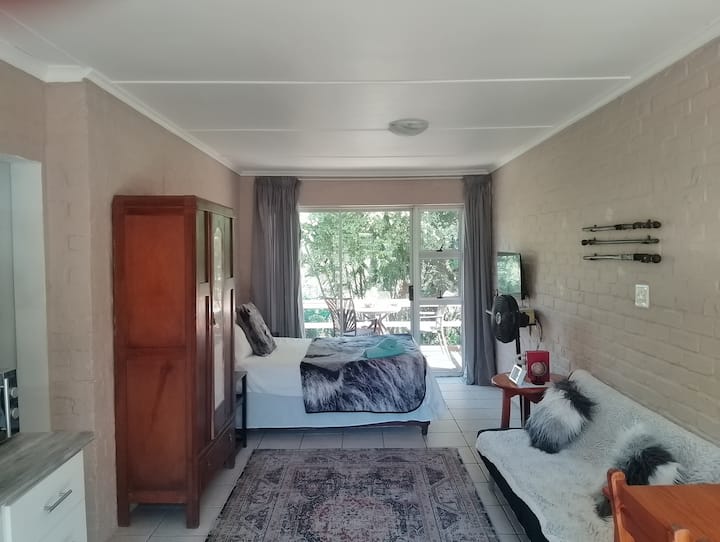 Self Catering  Furnished Studio In Quiet Suburb - East London