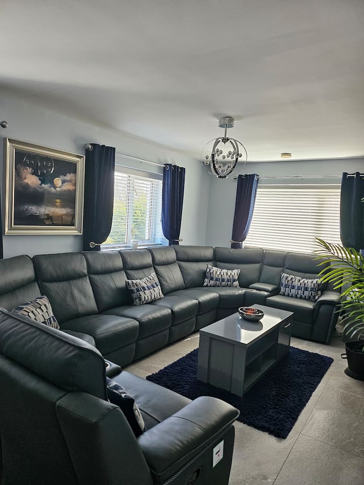 Elliemay's 4 Bedroom Selfcatering Holiday Home With 6 Seater Hot Tub - Enniskillen