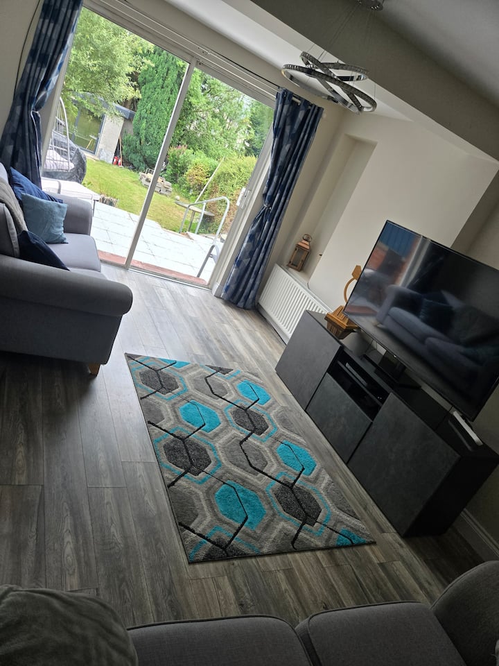 2bedroom House 2bathrooms Living Room And Bar - Belfast