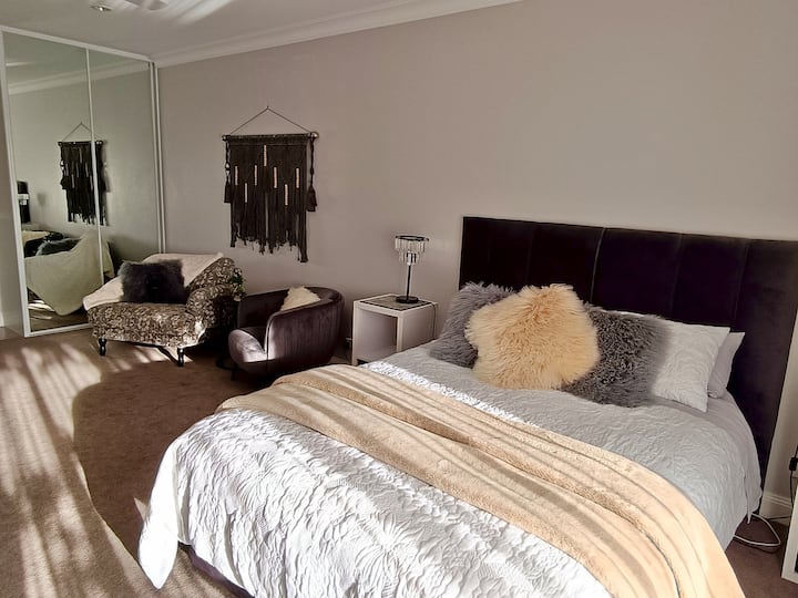 Serenity Room - Lakeside @ Glen Elborne Estate - Dandenong Ranges