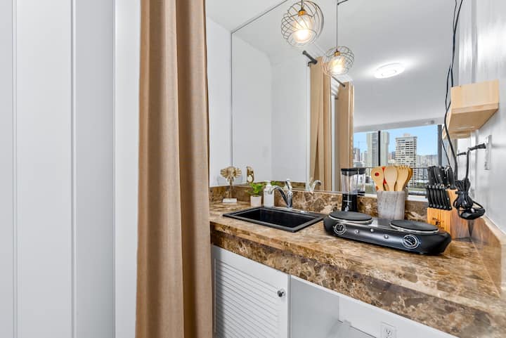 Nahu + Parking + Pool + Sleeps Up To 5 Guests! - Honolulu, HI