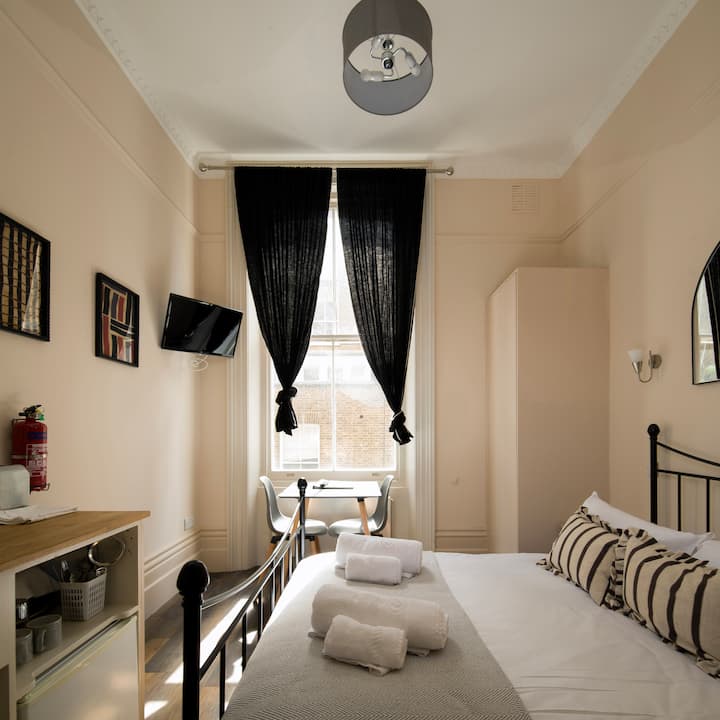 Handsome Kensington Studio - London