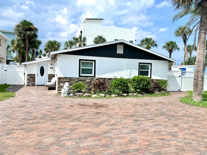 Location! 60 Sec. To Beach And Flagler! 4 Bedrooms - New Smyrna Beach, FL