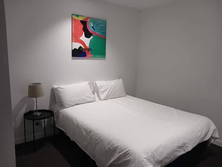 One Bed One Bath Apartment In City, Aa+ Location - Melbourne