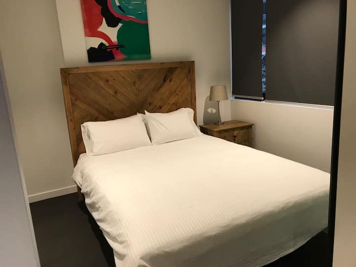 Two Bed One Bath Apartment In City, Aa+ Location - Melbourne