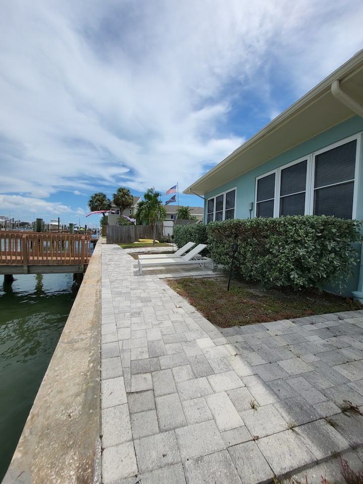Clearwater Beach Coastal Escape 2br / Water Views - Clearwater Beach, FL